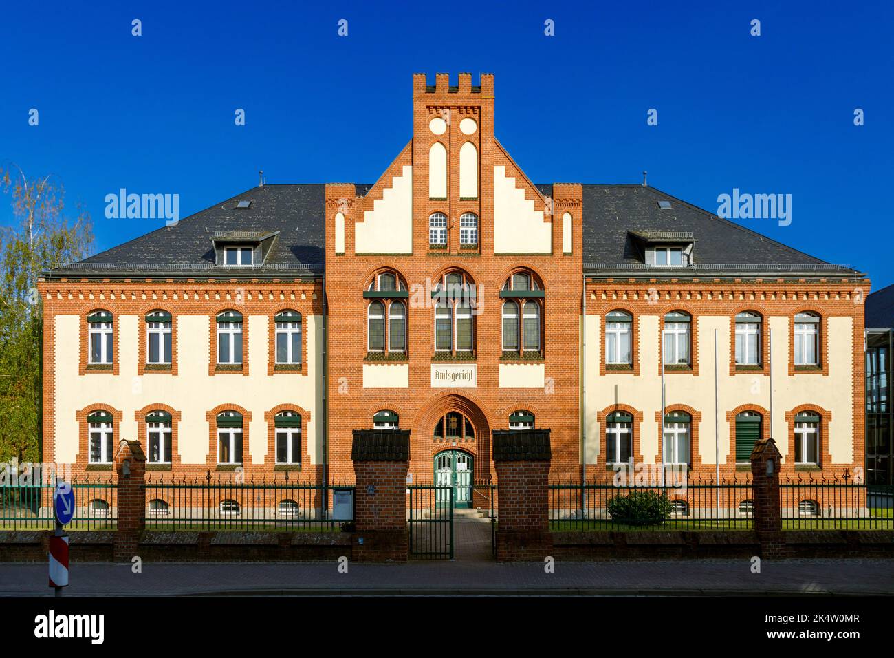 Old building district court hi-res stock photography and images - Alamy