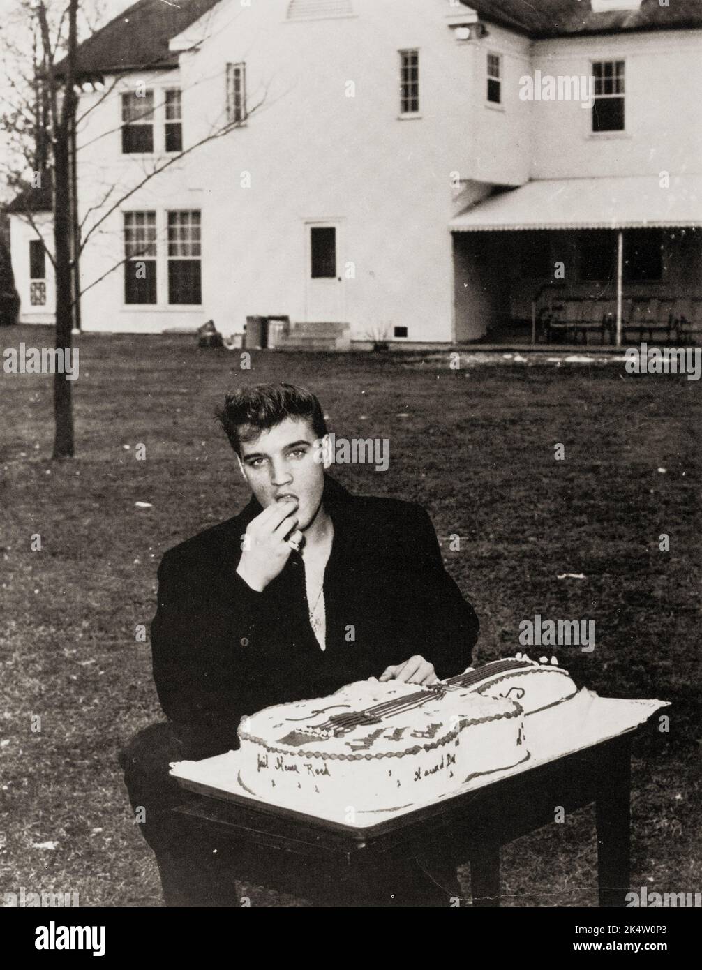 Elvis eating cake hi-res stock photography and images - Alamy
