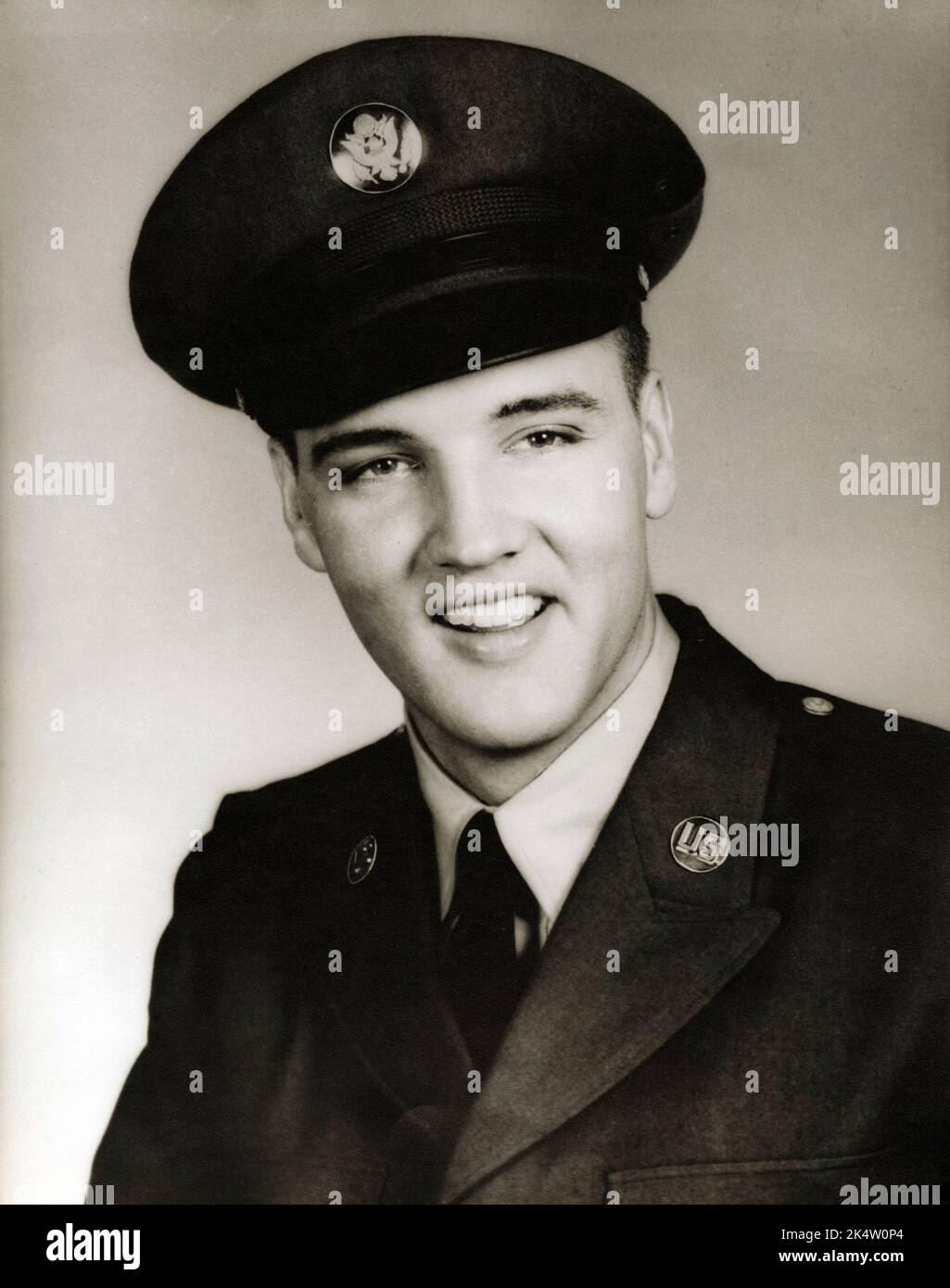 Elvis presley in military uniform hi-res stock photography and images - Alamy