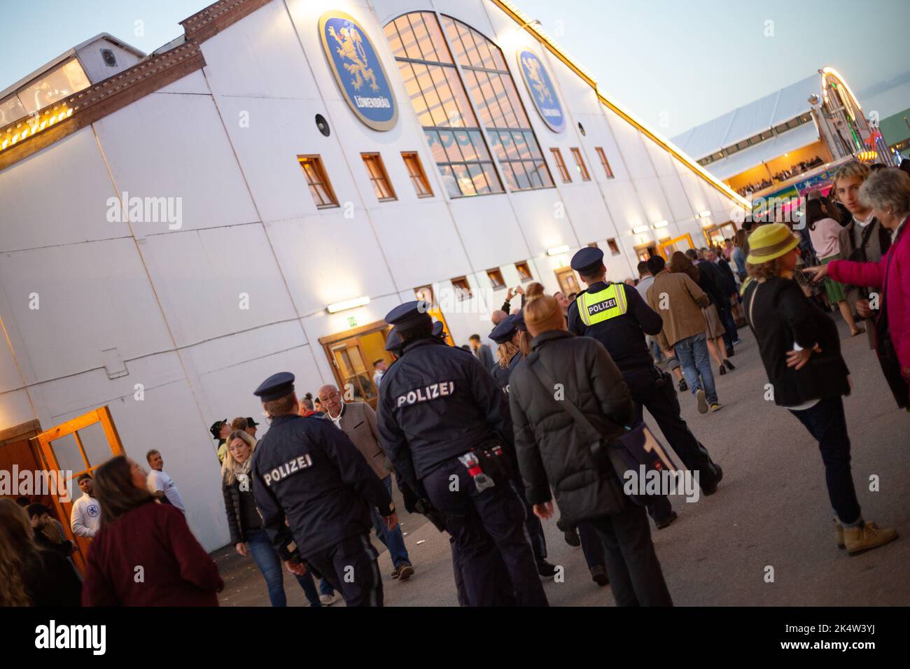 Wiesn Patrol. Hundreds of thousands visit the Oktoberfest 2022 on ...