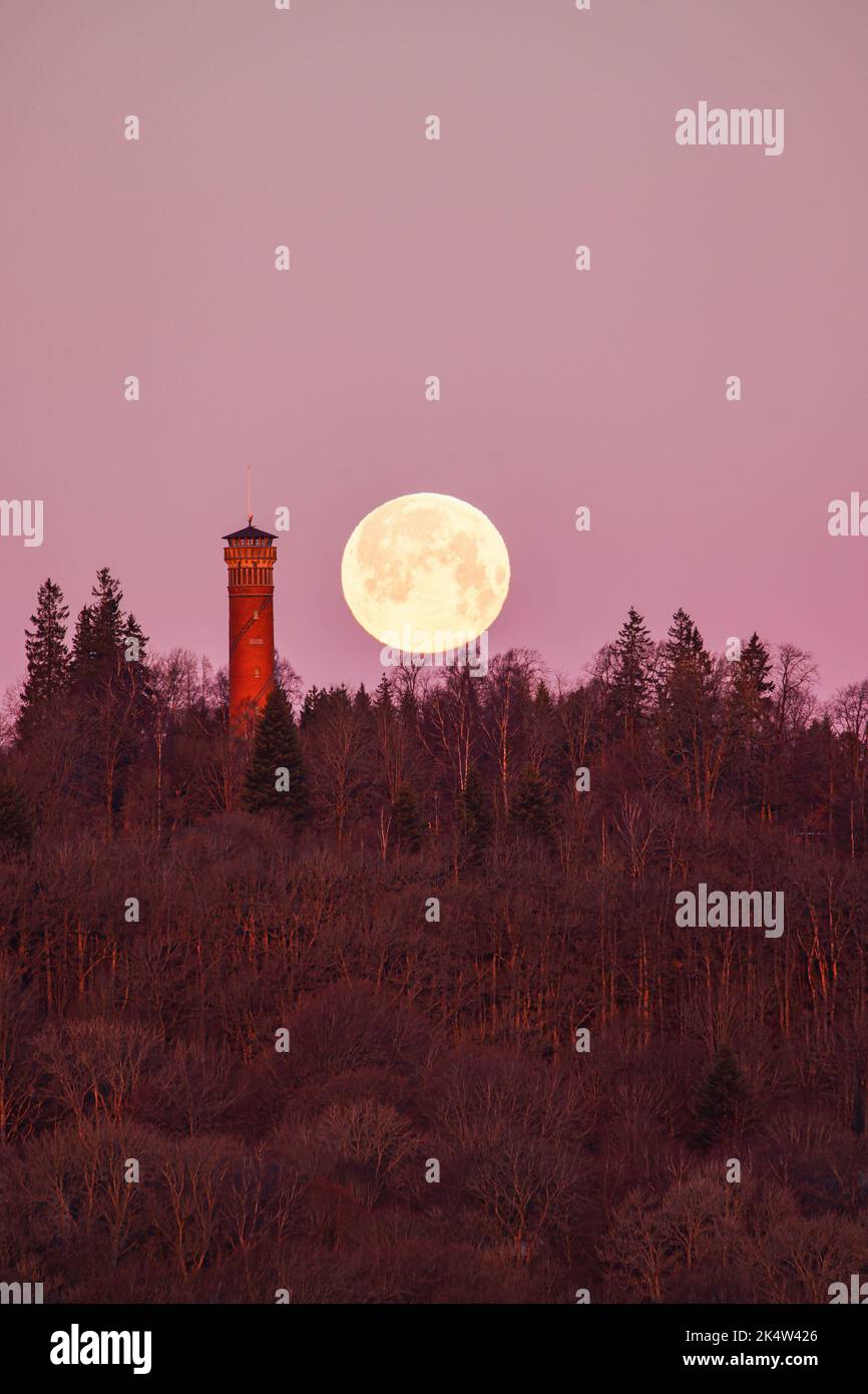 Moon going down hi-res stock photography and images - Alamy