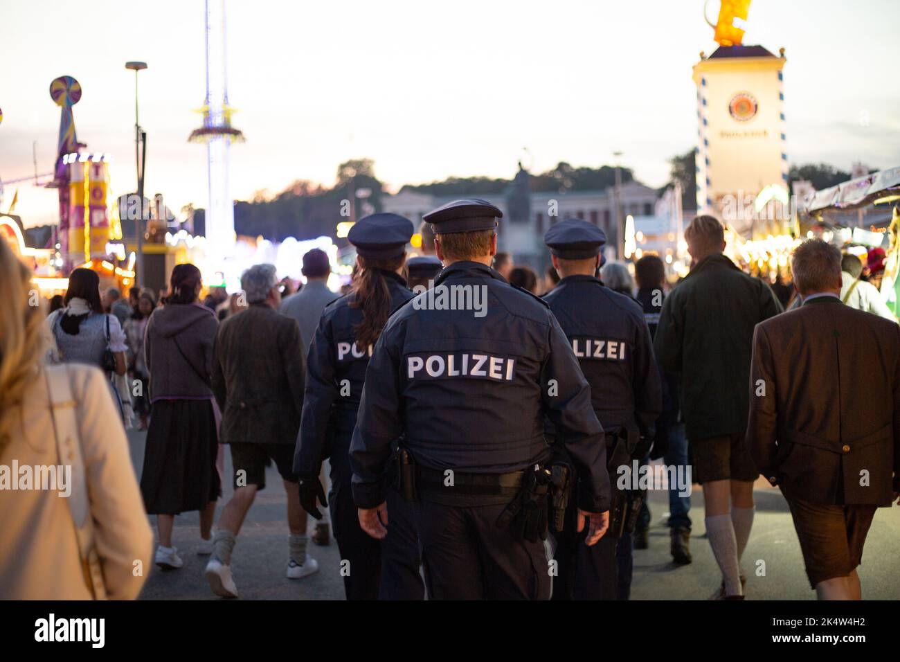Wiesn Patrol. Hundreds of thousands visit the Oktoberfest 2022 on ...
