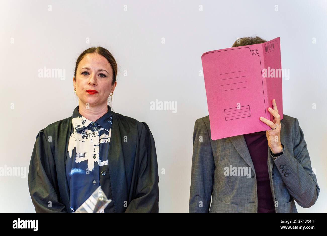 Hanau, Germany. 04th Oct, 2022. Defense attorney Wiebke Otto-Hanschmann ...