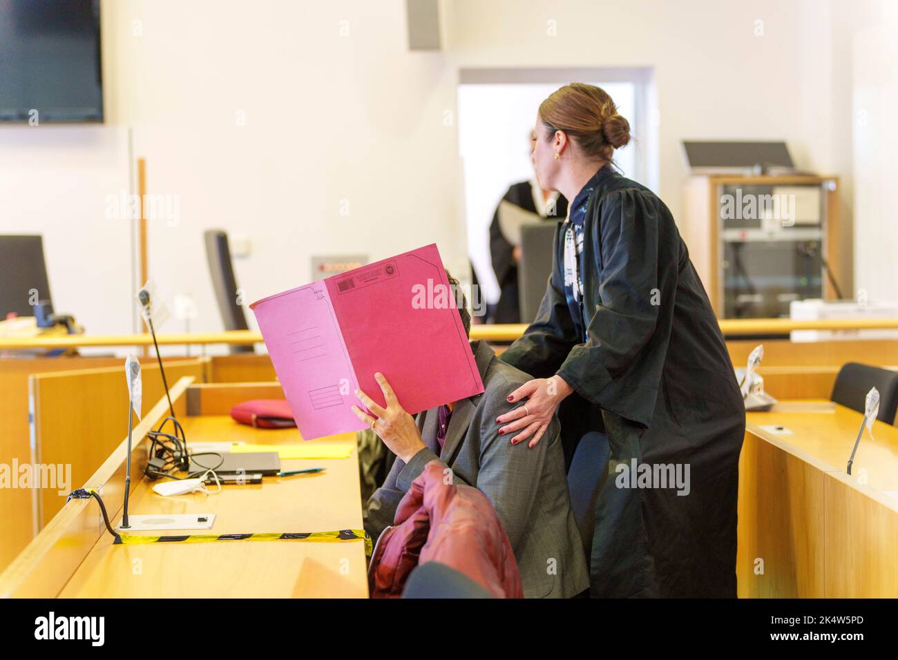 Hanau, Germany. 04th Oct, 2022. Defense attorney Wiebke Otto-Hanschmann ...