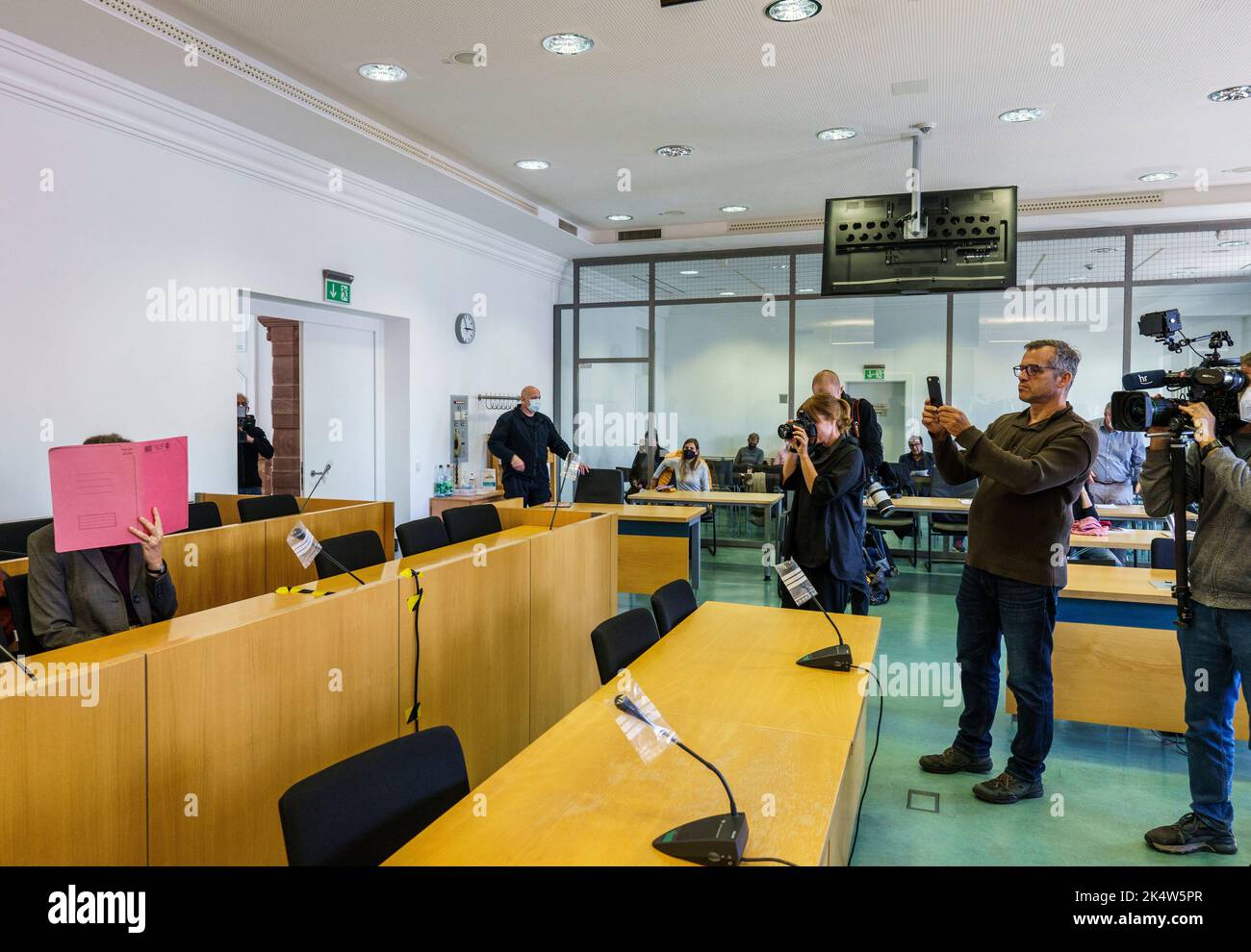 Hanau, Germany. 04th Oct, 2022. The defendant (l) covers her face with ...