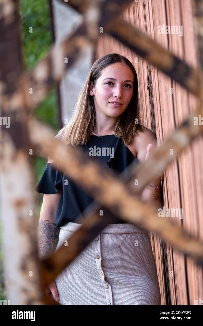 Woman leaning against wall smiling hi-res stock photography and images ...