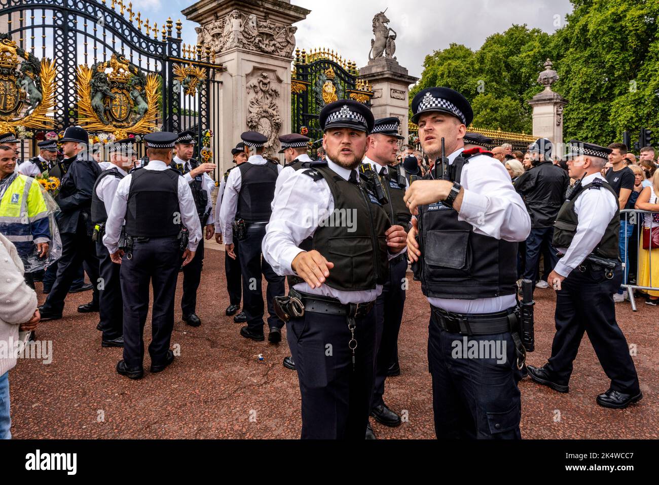 The Day After Queen Elizabeth II Passes Away Metropolitan Police ...