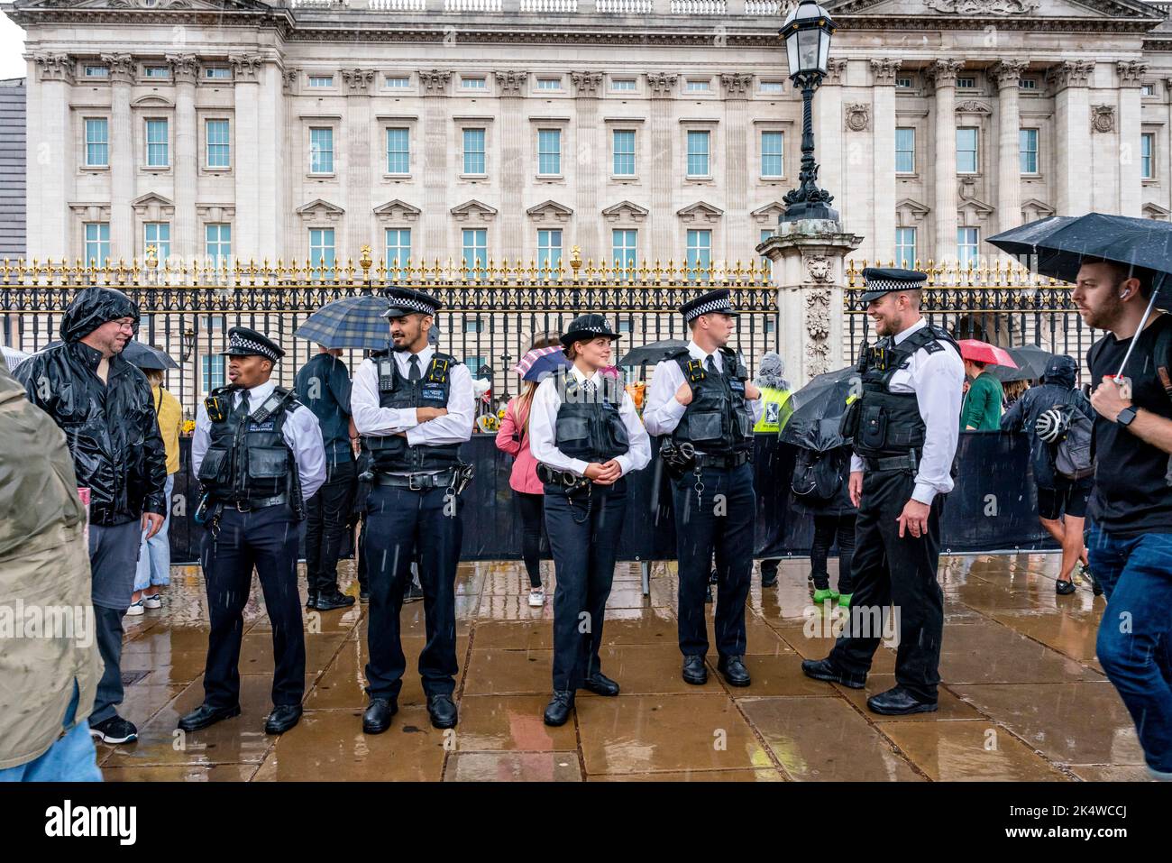 Metropolitan Police Officers Stand Outside Buckingham Palace In The ...