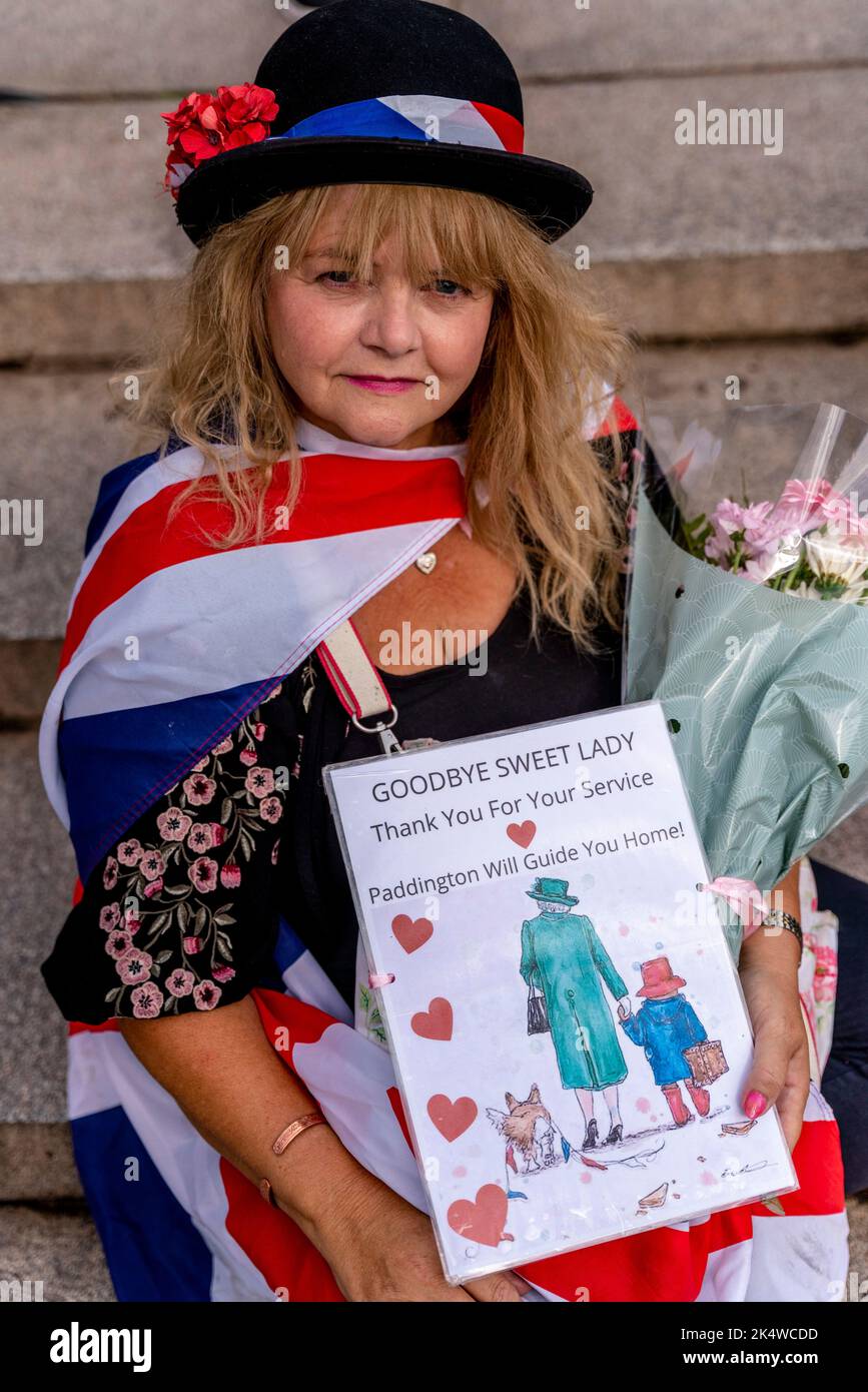 The Day After Queen Elizabeth II Passes Away British People Arrive ...