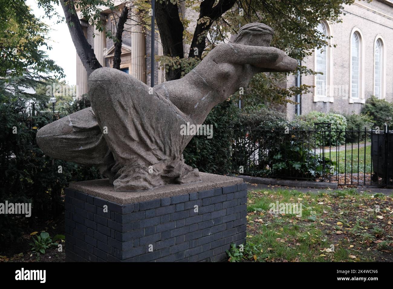 Leaning post sculpture hi-res stock photography and images - Alamy
