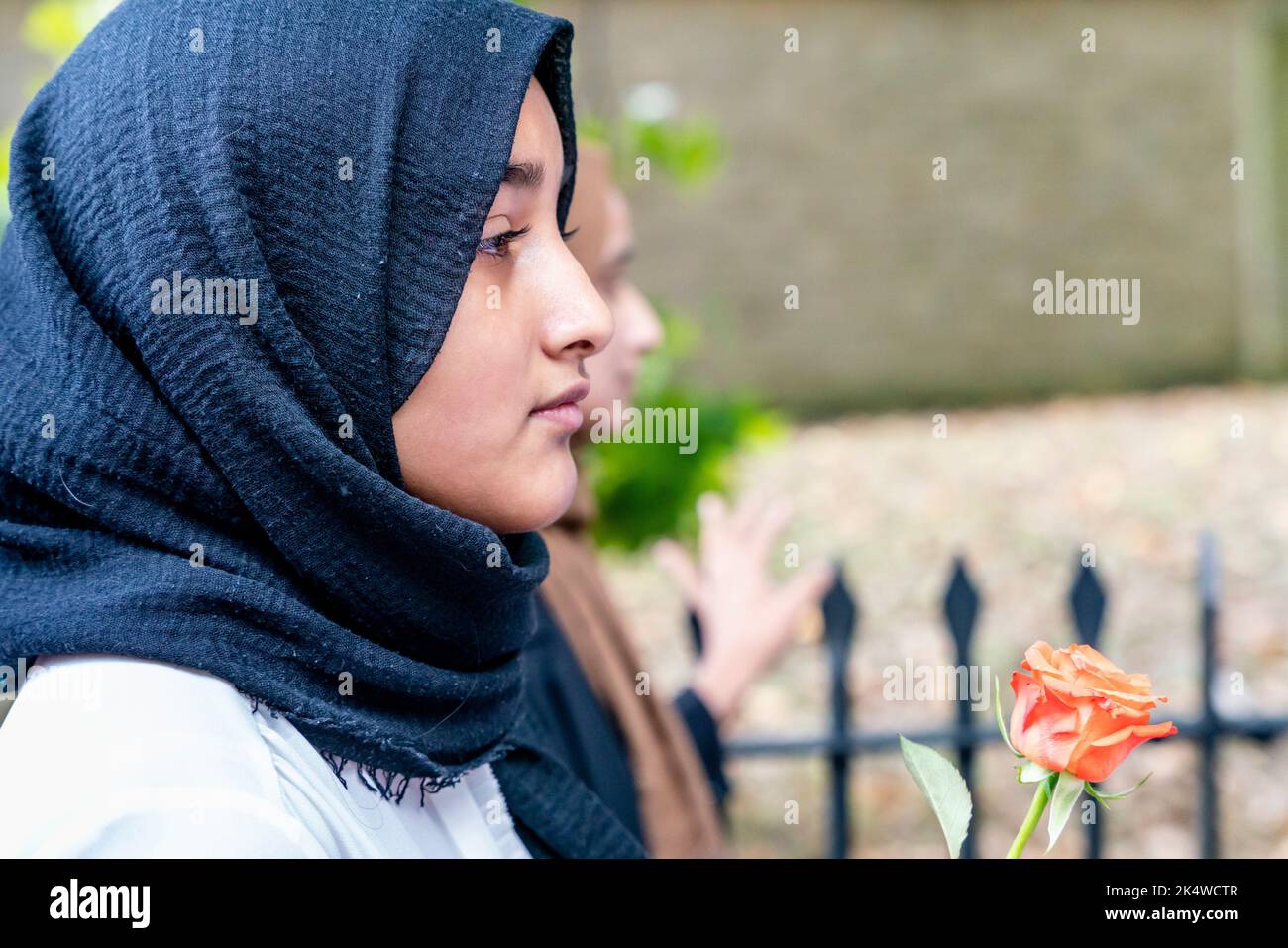 British People Arrive Outside Buckingham With Floral Tributes After ...