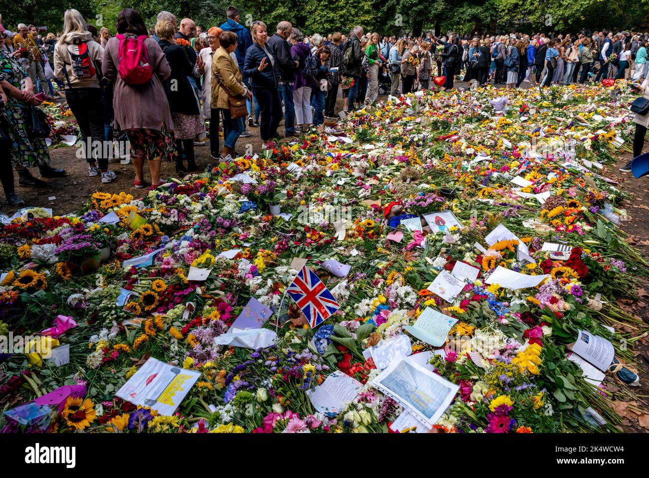 British People Looking At The Floral Tributes For Queen Elizabeth II In ...