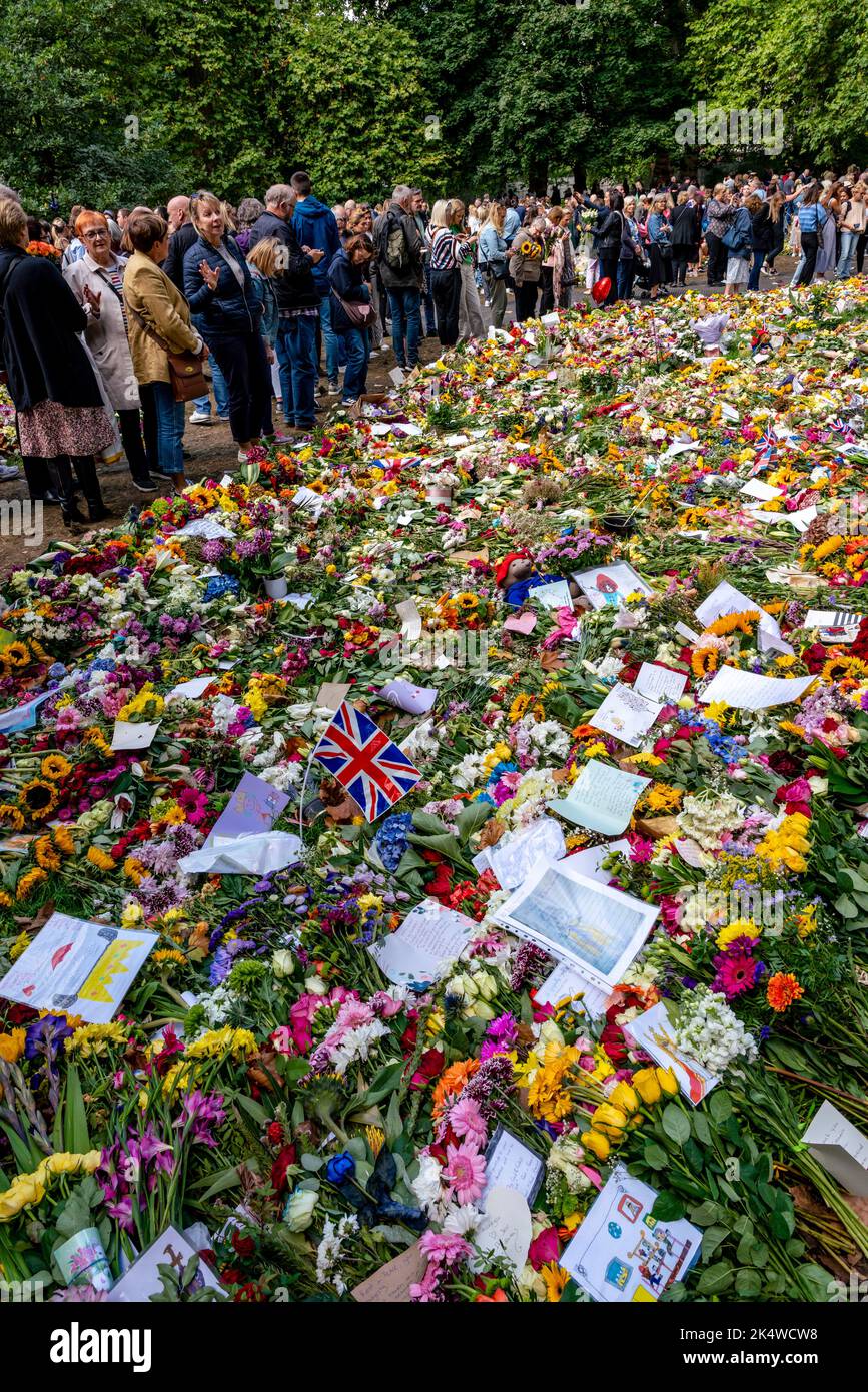 British People Looking At The Floral Tributes For Queen Elizabeth II In ...