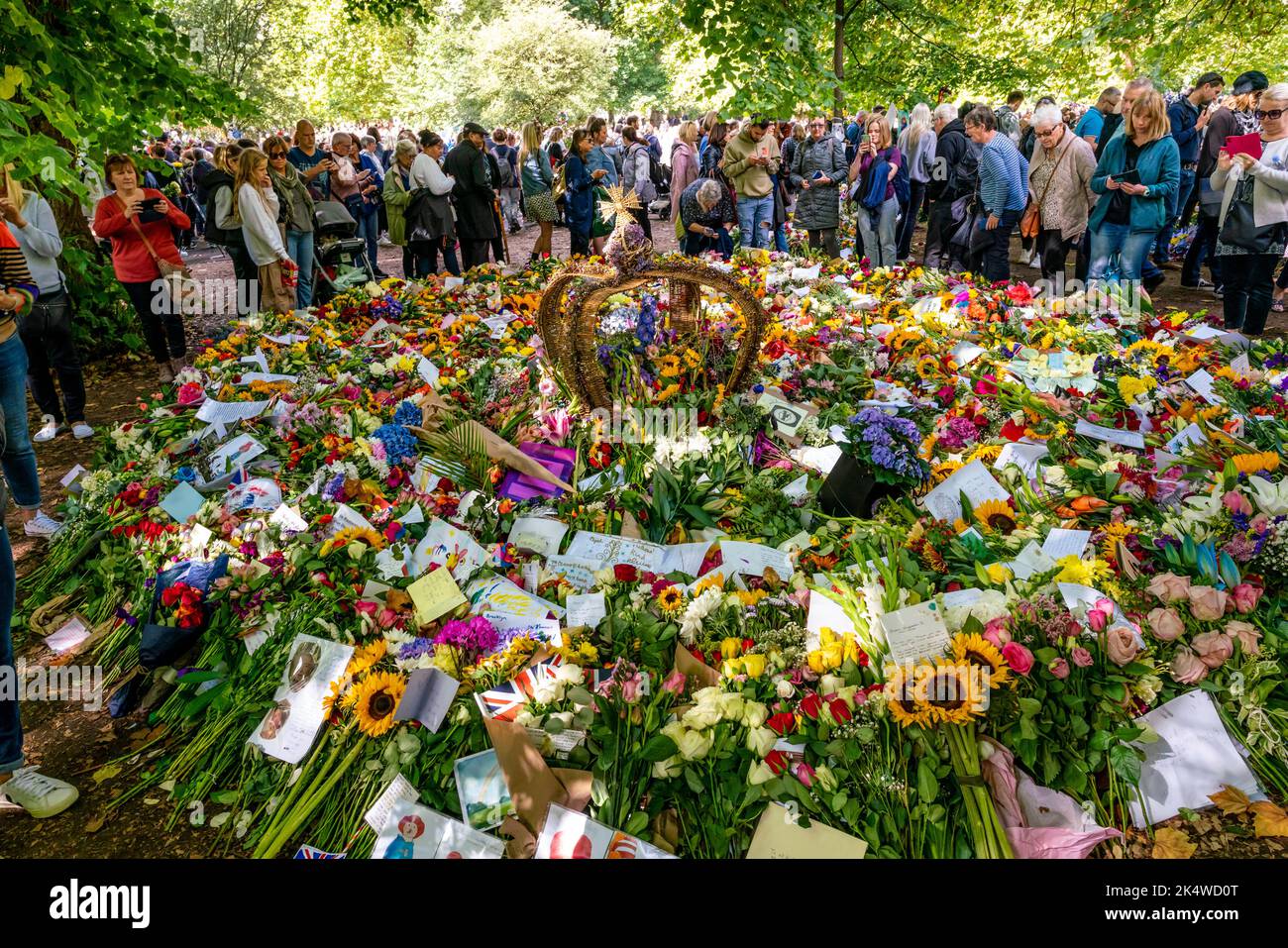 British People Looking At The Floral Tributes For Queen Elizabeth II In ...