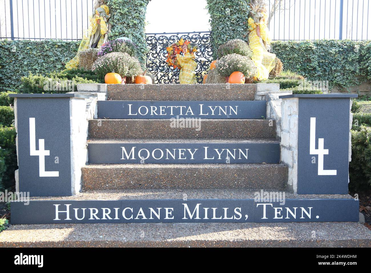 Country music legend Loretta Lynn has died peacefully at home today at ...