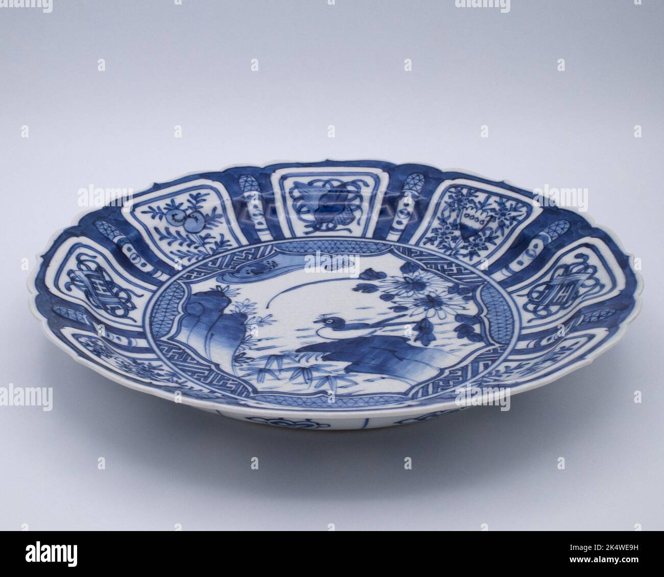 Japanese kraak style porcelain hi-res stock photography and images - Alamy