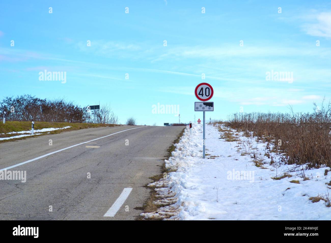 Road sign that limits the speed in case of snow Stock Photo - Alamy