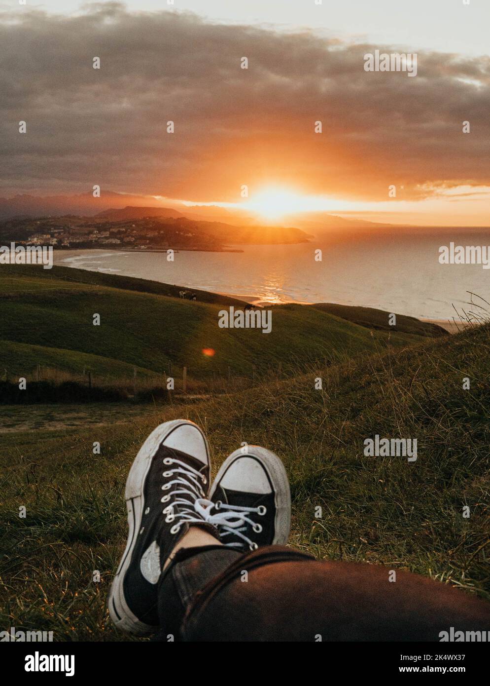 Feet crossed hi-res stock photography and images - Alamy