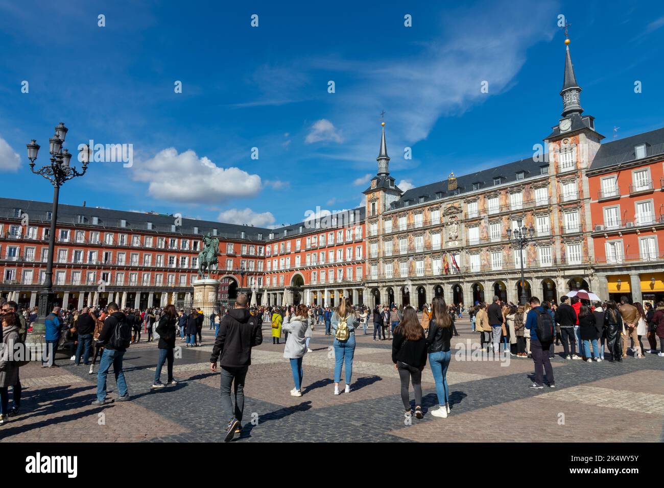 People on Plaza Mayor (town square) in Madrid Spain Stock Photo - Alamy