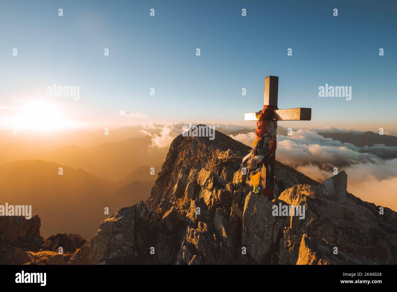 A cross on the summit of Mont Valier, Pyrenees Stock Photo - Alamy