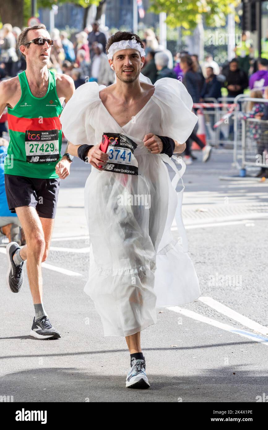 TCS London Marathon 2022 takes place today. Runners run past Houses of ...