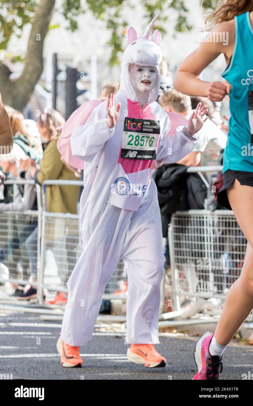 TCS London Marathon 2022 takes place today. Runners run past Houses of ...