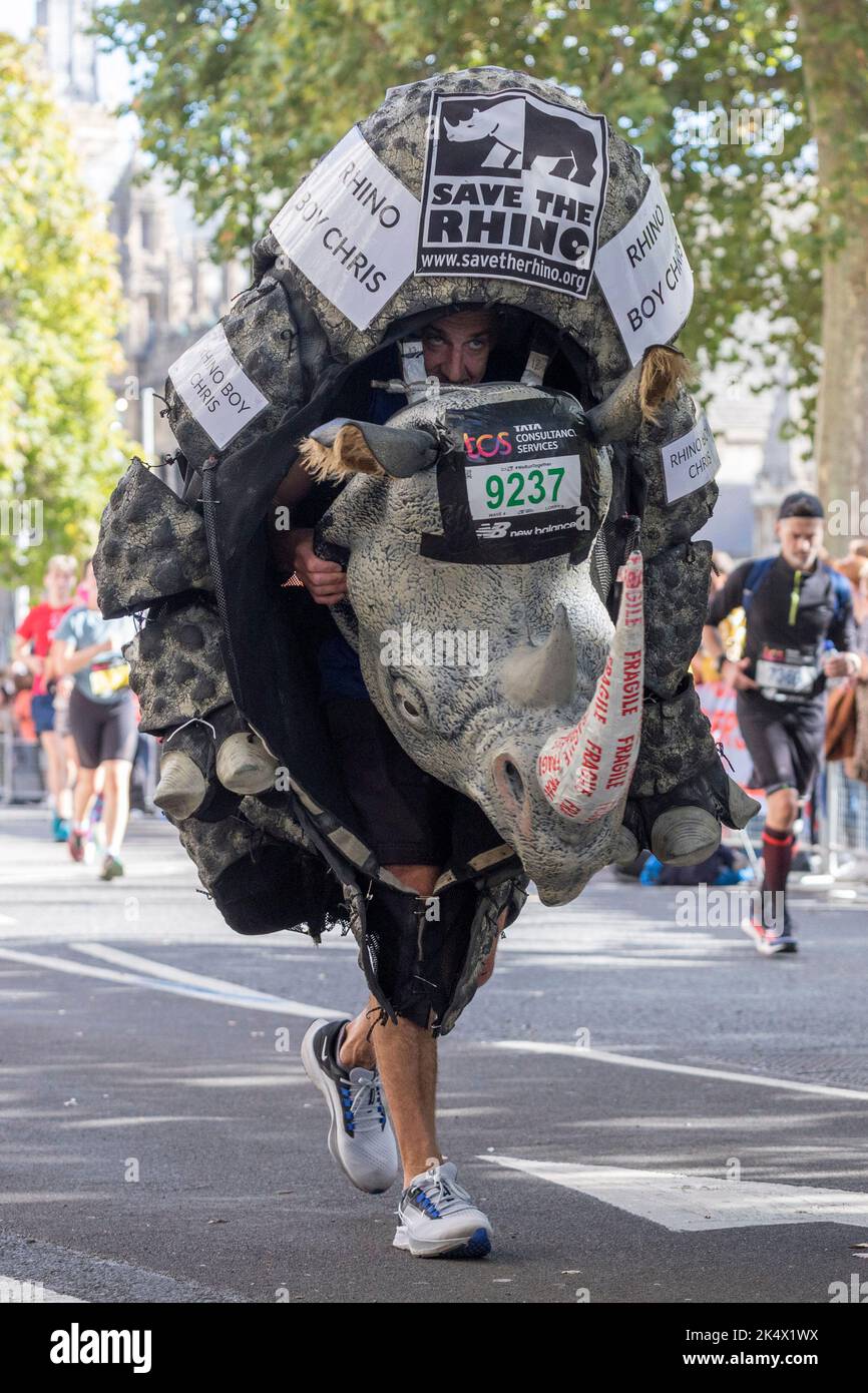 TCS London Marathon 2022 takes place today. Runners run past Houses of ...