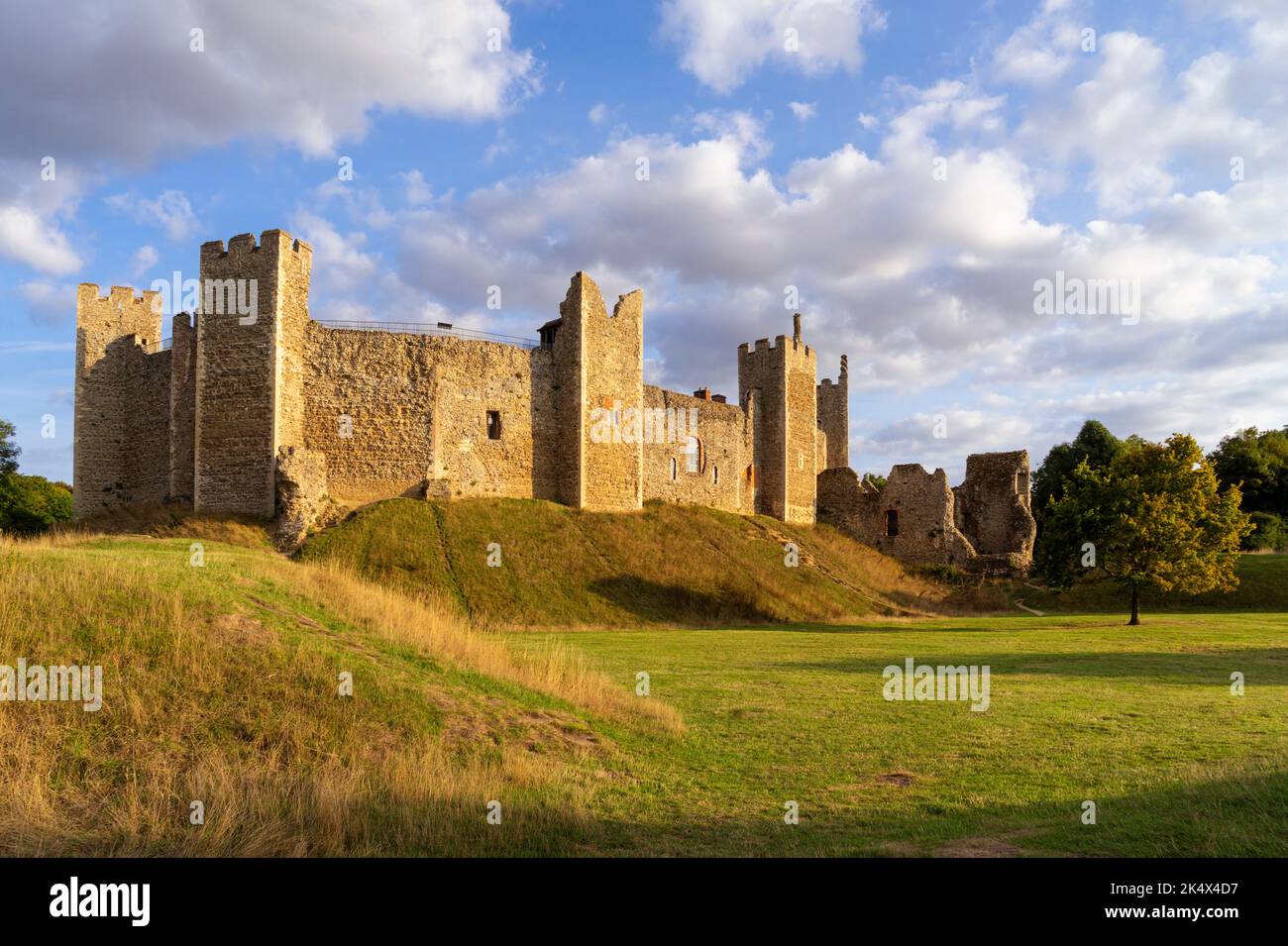Curtain walls castle hi-res stock photography and images - Alamy