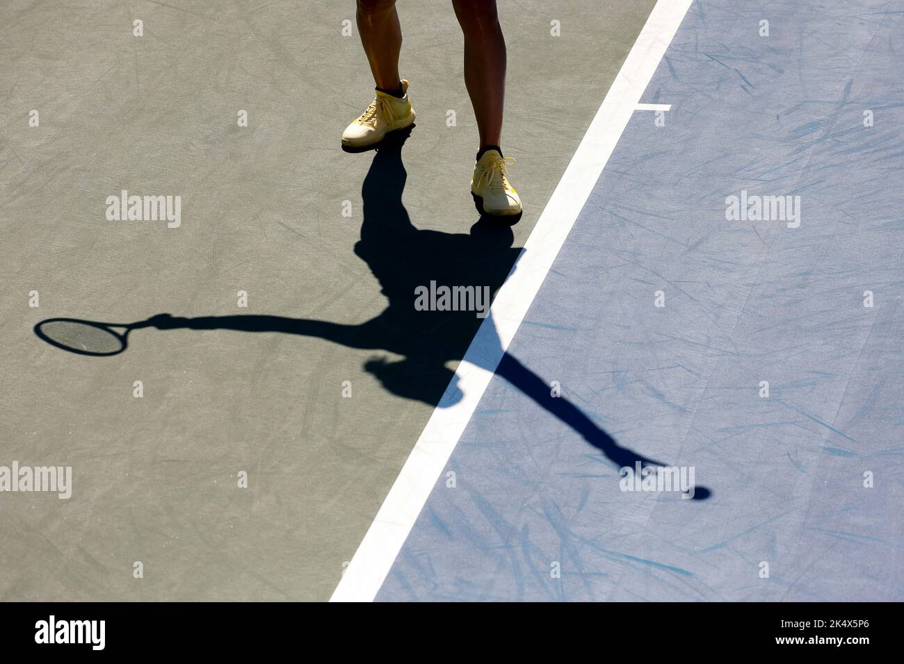 Female shadow on a tennis court hi-res stock photography and images - Alamy