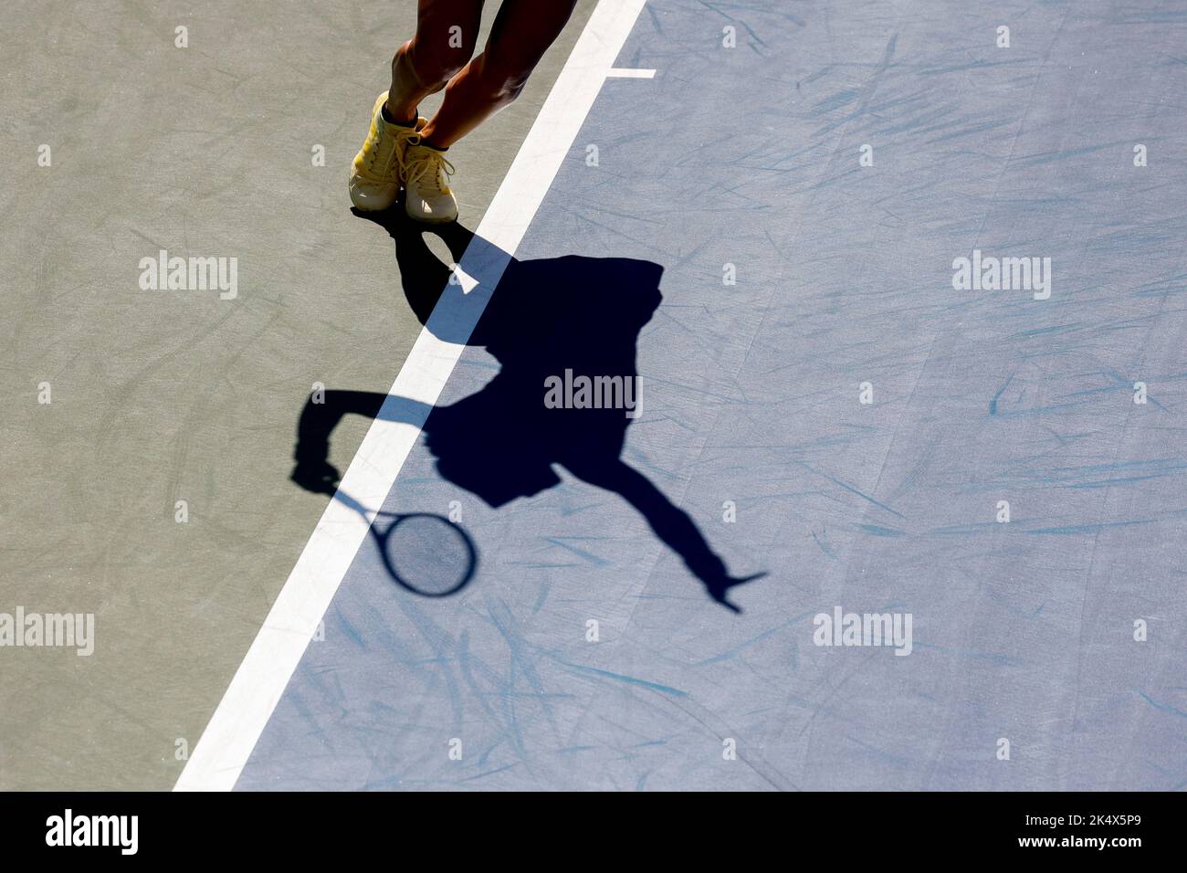 Shadow of a female tennis player on a hardcourt Stock Photo - Alamy