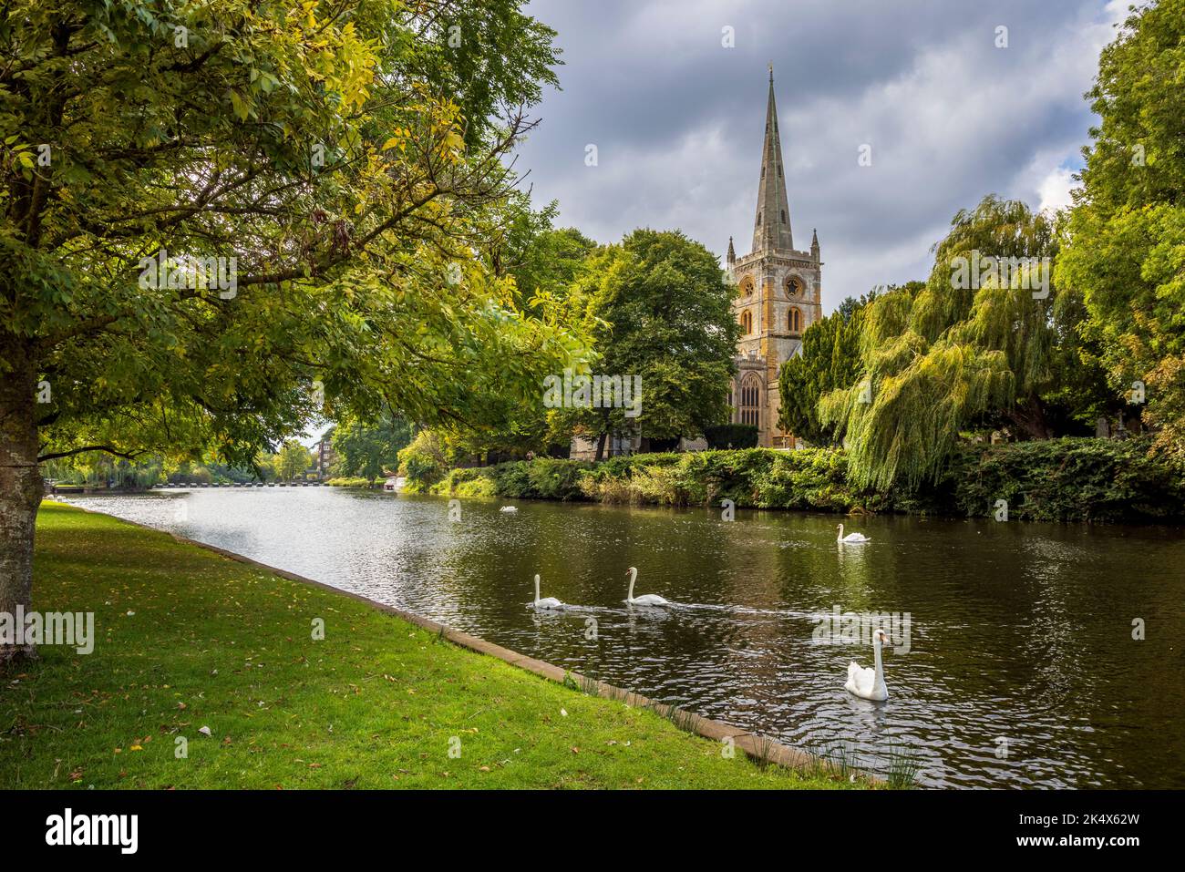 Holy Trinity Church across the river at Stratford Upon Avon ...