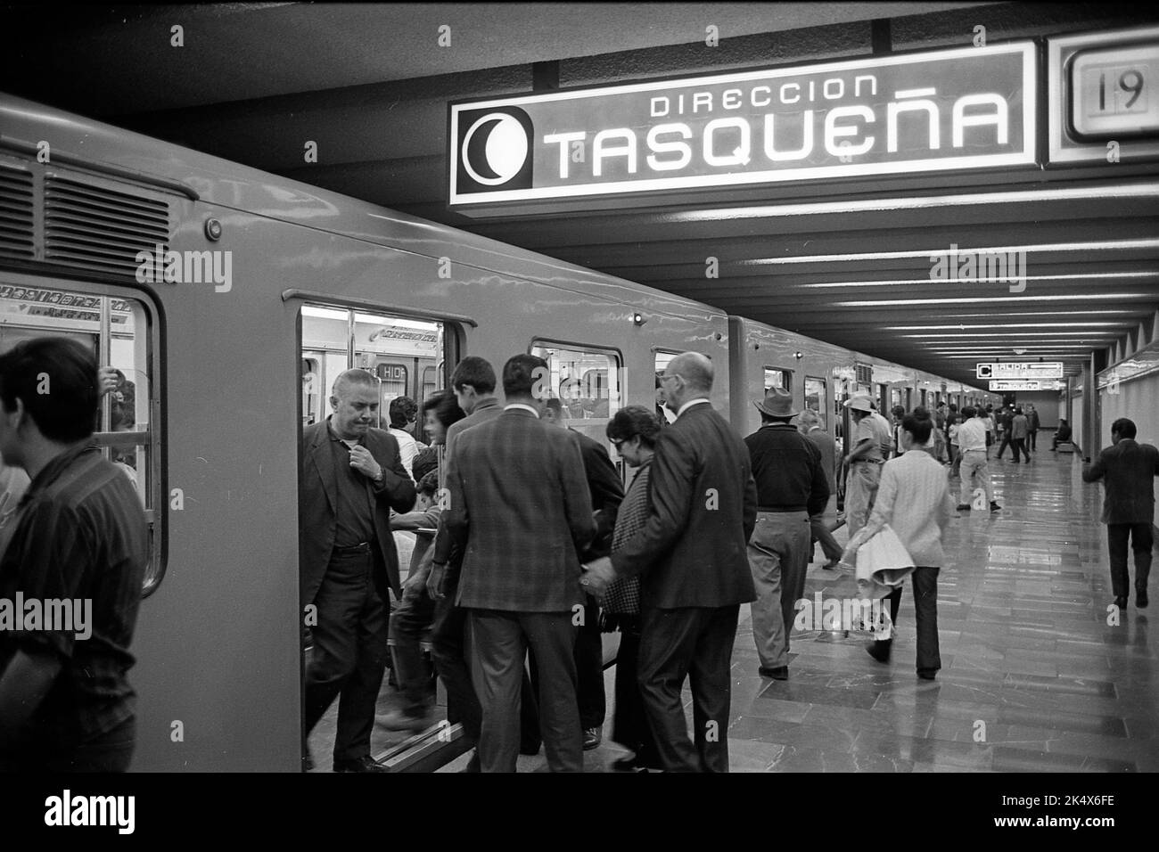 Mexico City subway station with boarding passengers, downtown Stock ...