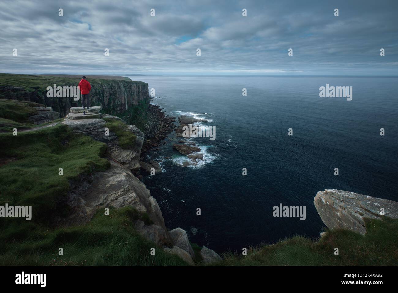 Man looking over a cliff hi-res stock photography and images - Alamy
