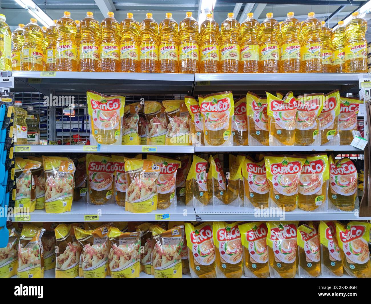 Supermarket shelf olive oil hi-res stock photography and images - Alamy