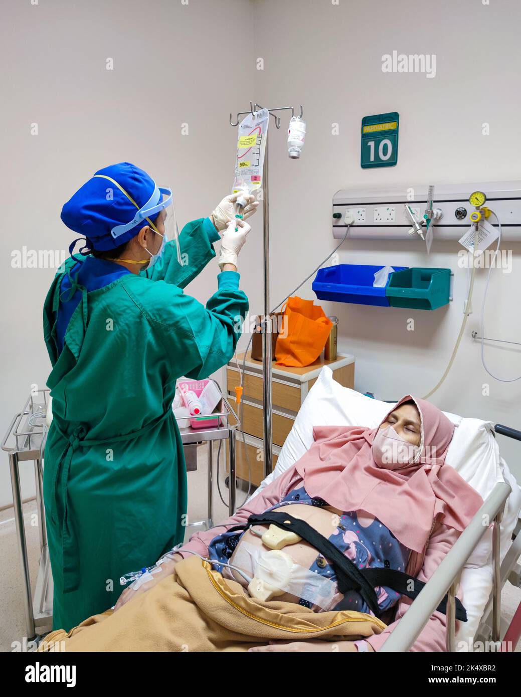Nurse with patient in icu hi-res stock photography and images - Alamy