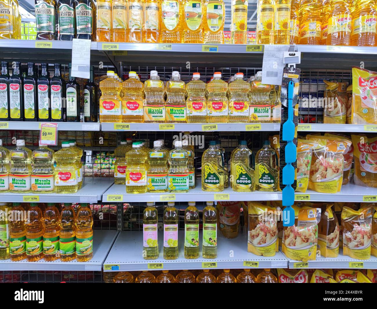 Supermarket shelf olive oil hi-res stock photography and images - Alamy