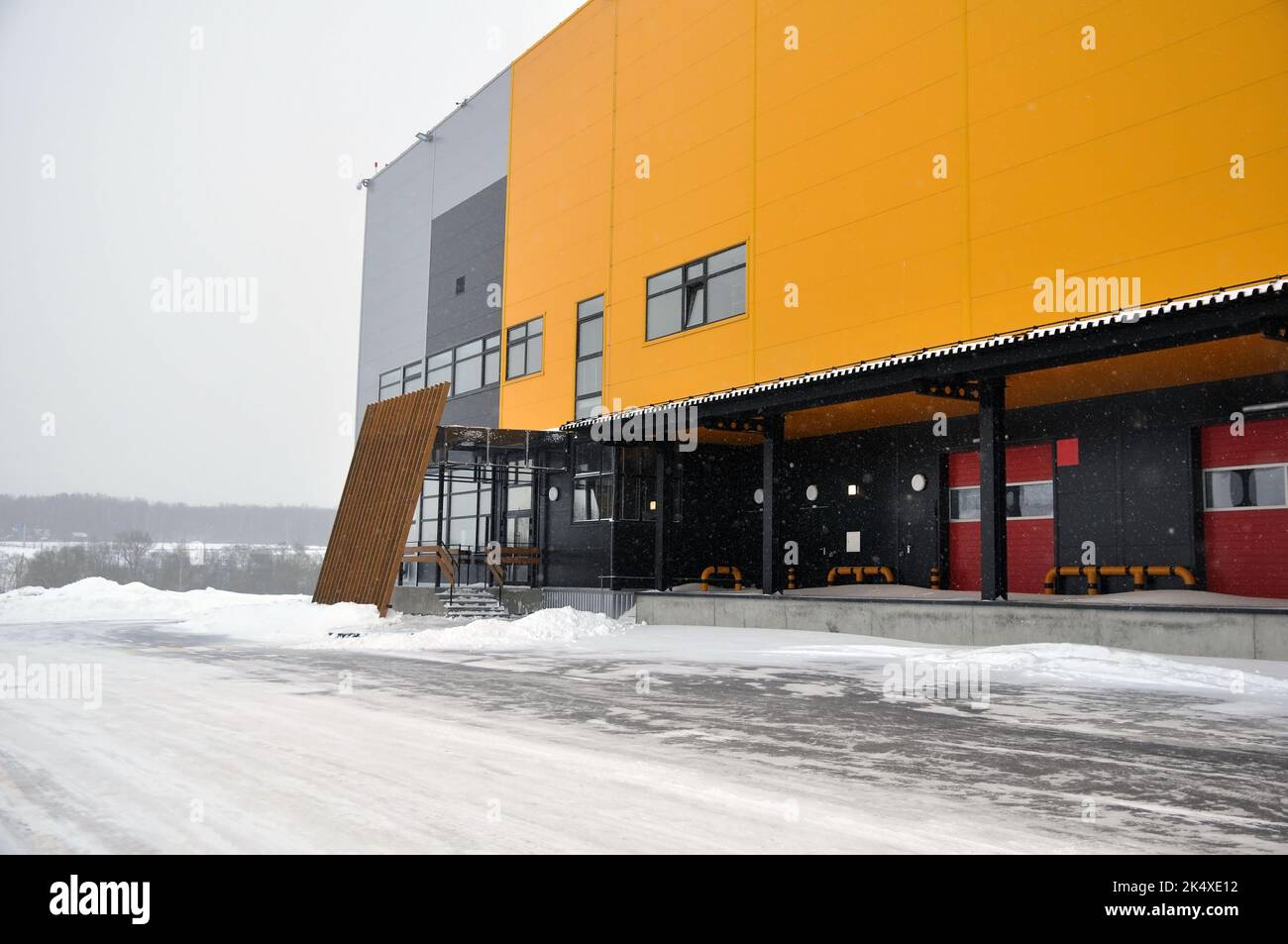 Covered loading bay hi-res stock photography and images - Alamy