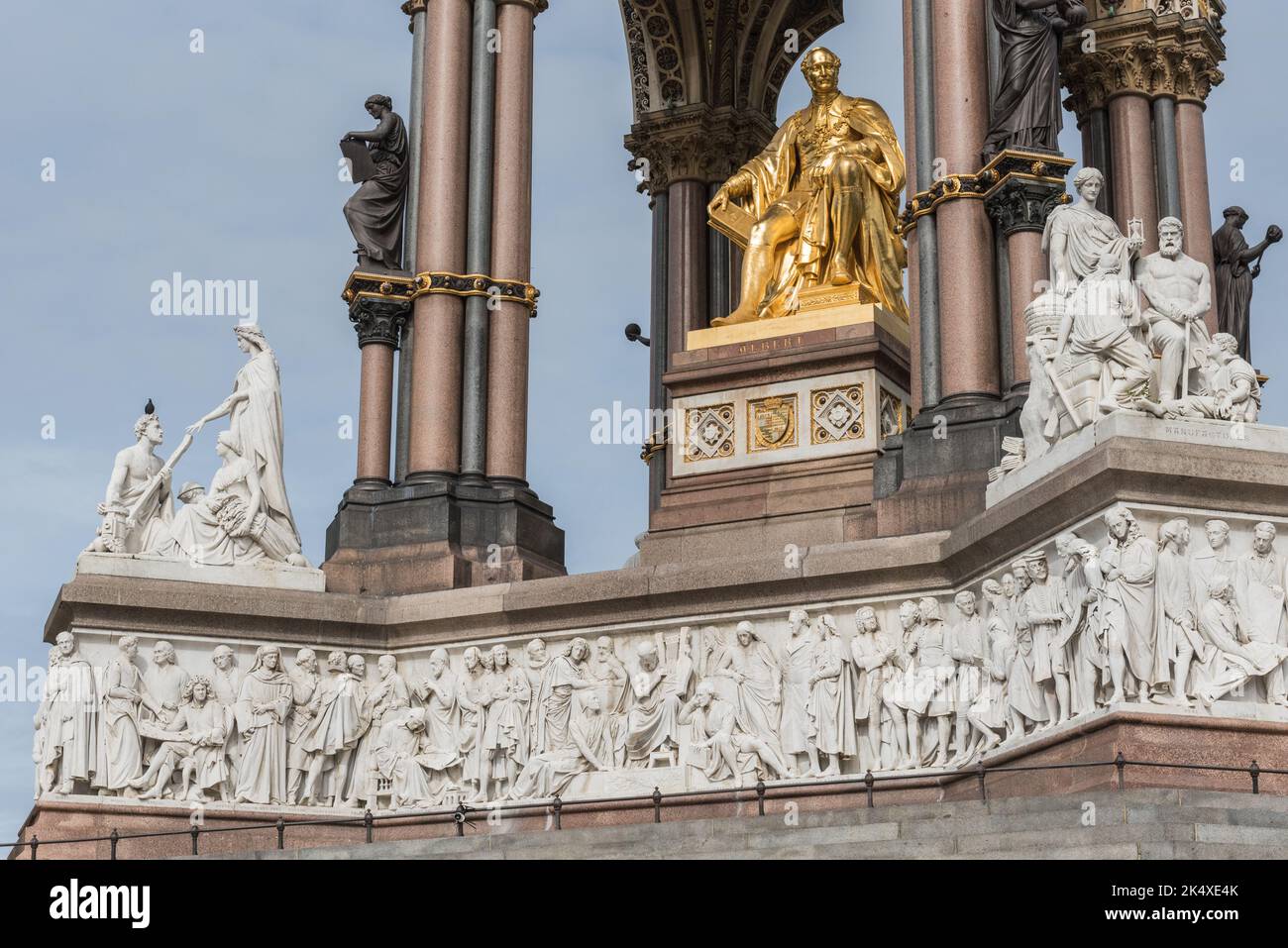 Albert Memorial - Golden statue Stock Photo - Alamy