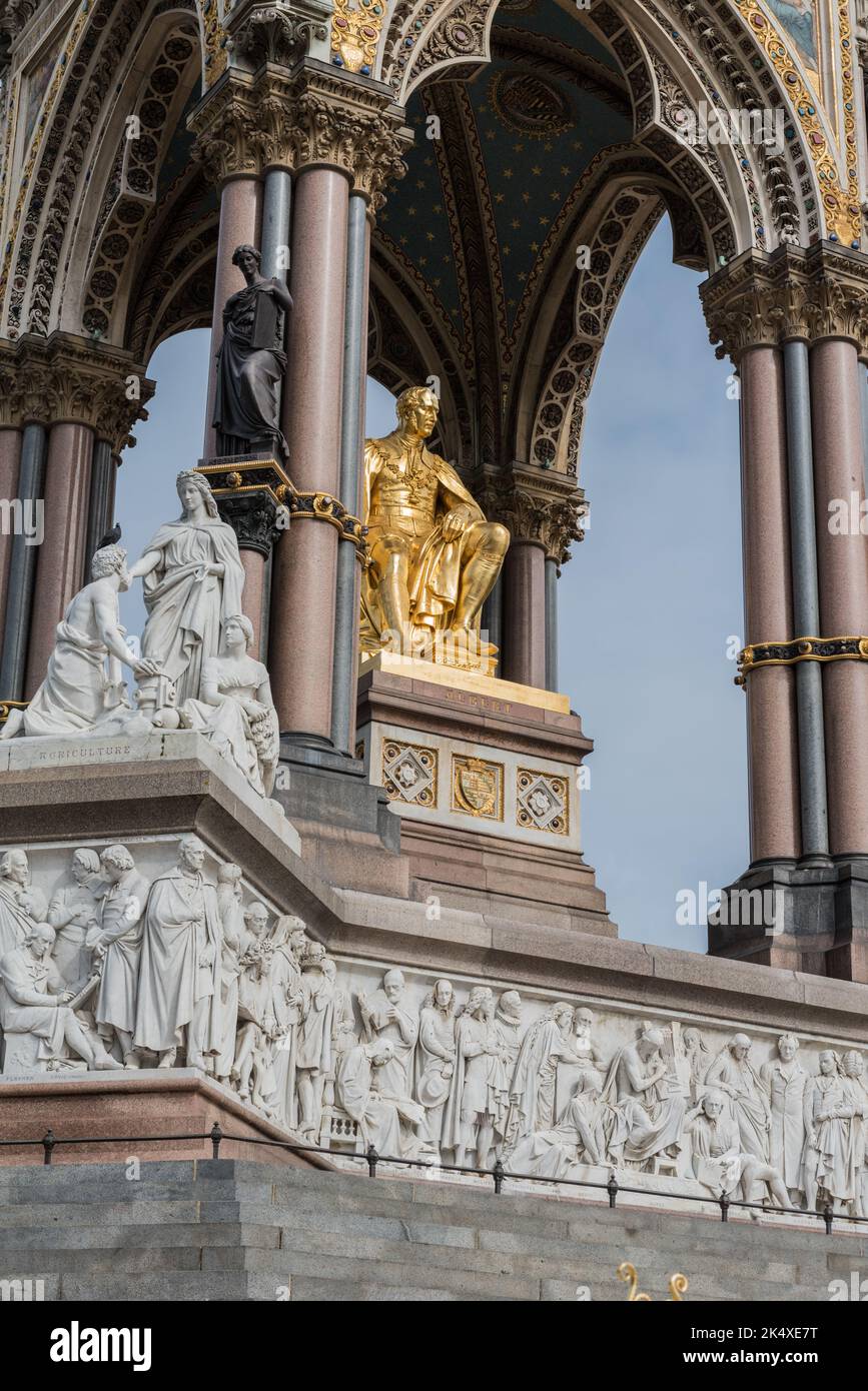 Albert Memorial - Golden statue Stock Photo - Alamy