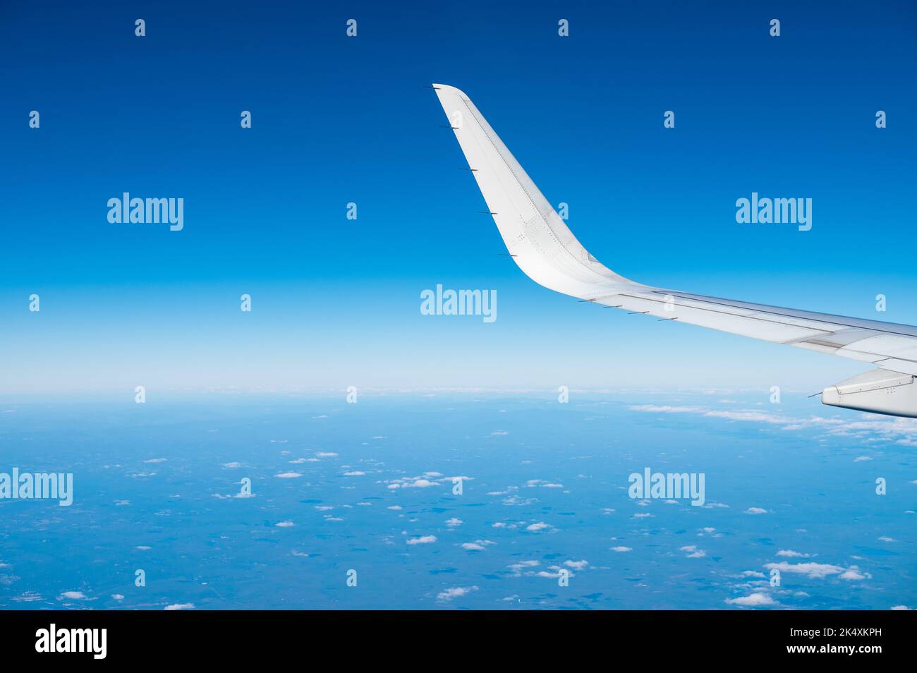 Airplane wing seen through cabin Stock Photo - Alamy