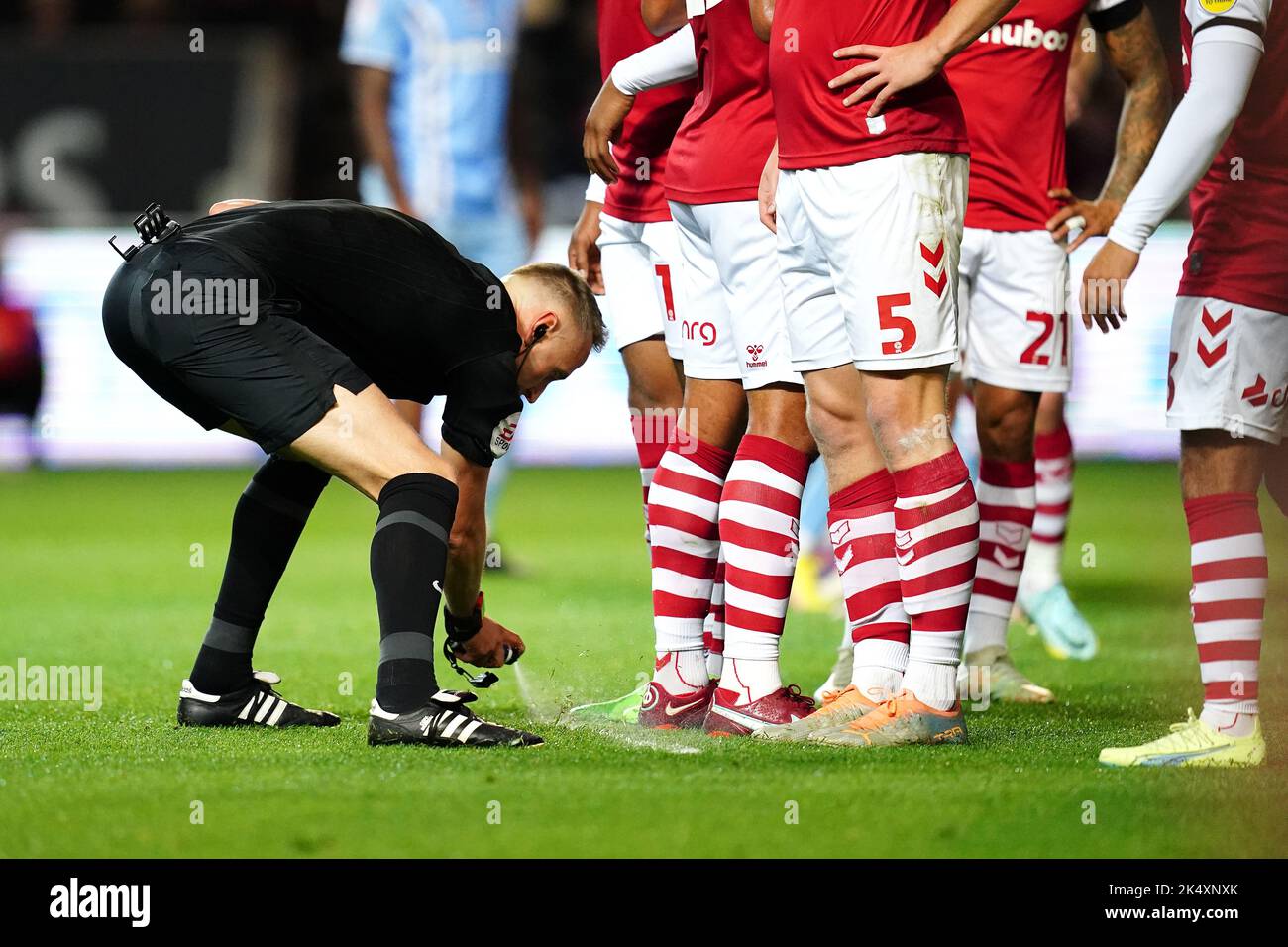Match referee james bell hi-res stock photography and images - Alamy