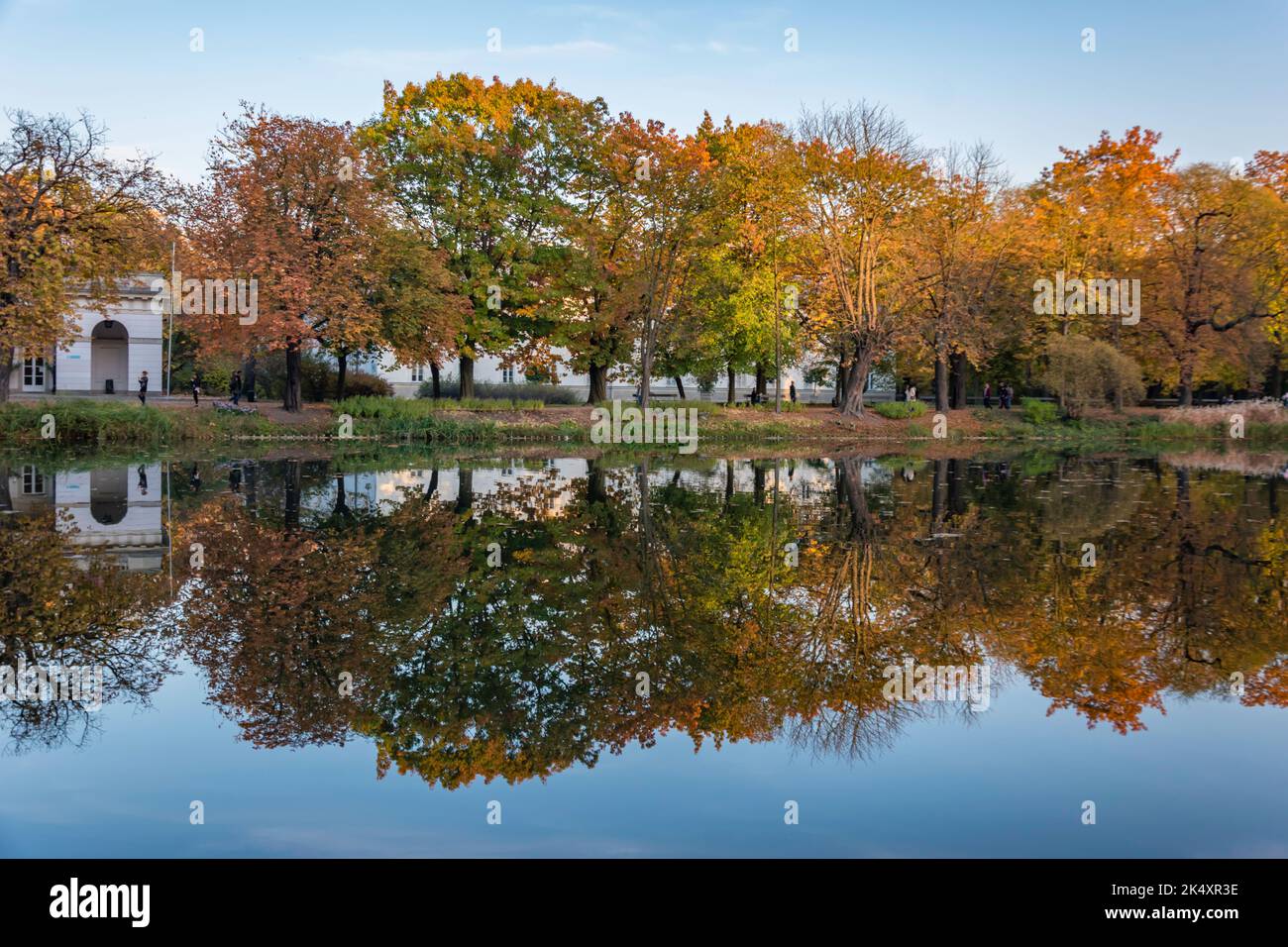 Autumn in Lazienki PArk, Jesien w Parku Lazienki Stock Photo - Alamy