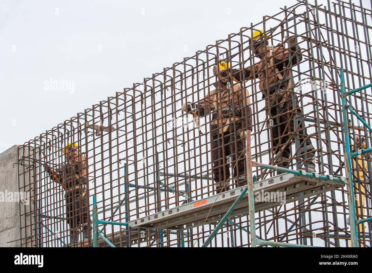 The men working on scaffolding Stock Photo - Alamy