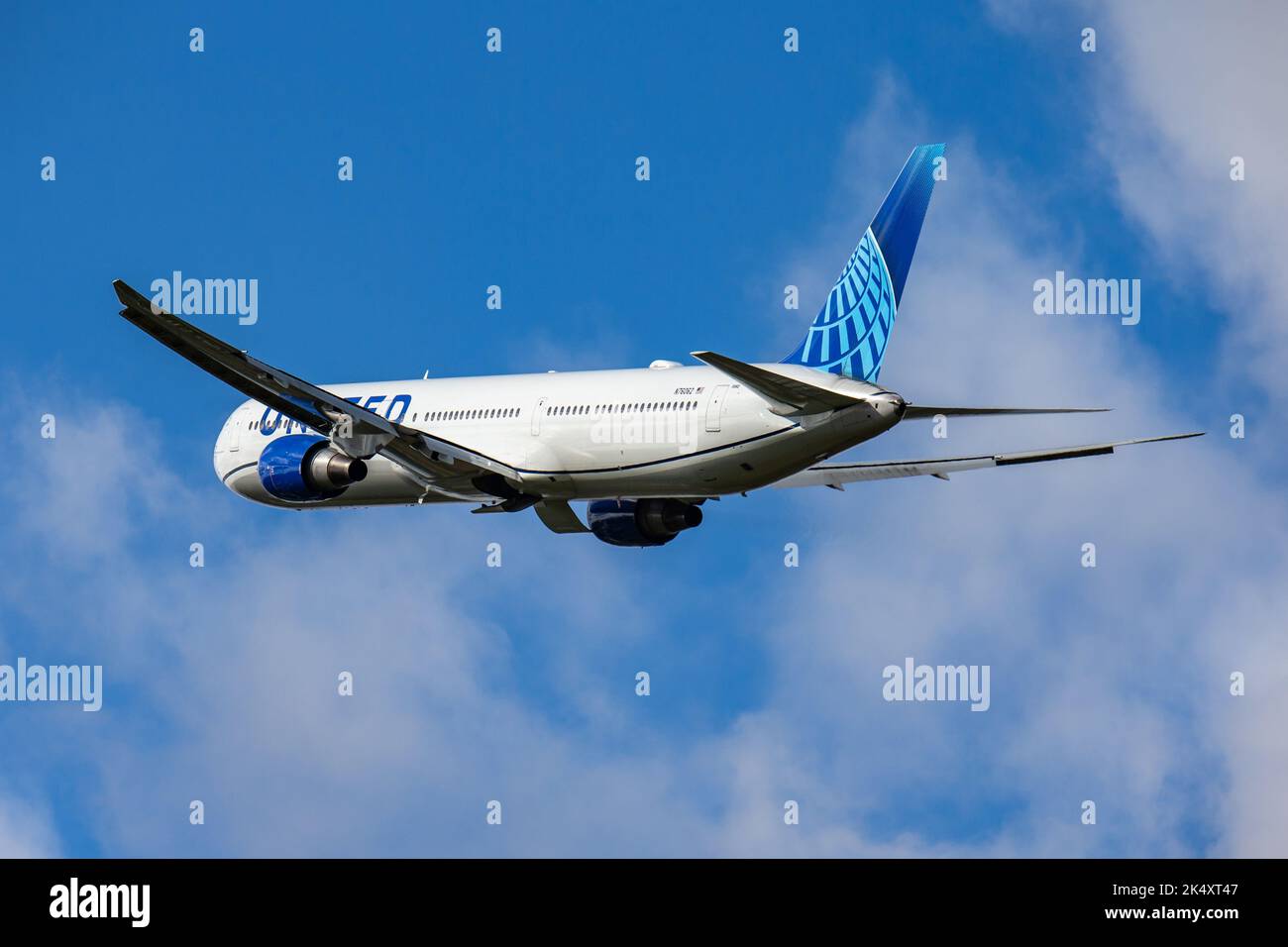 A beautiful view of a plane United Airlines Boeing 767-424(ER ...