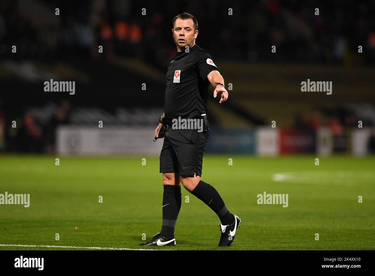 Vanarama national league referee hi-res stock photography and images ...