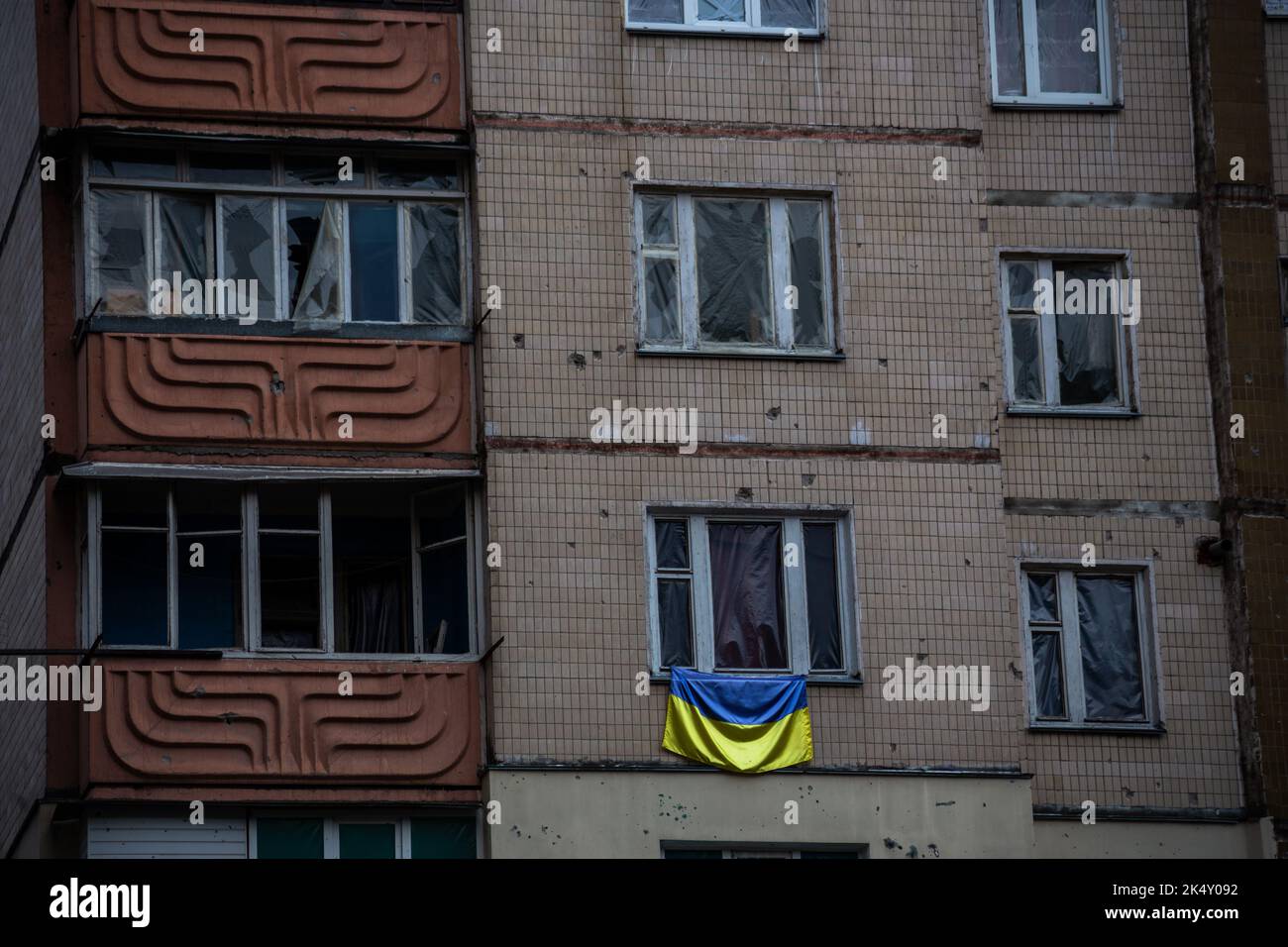 Ukraine flag damaged buildings hi-res stock photography and images - Alamy