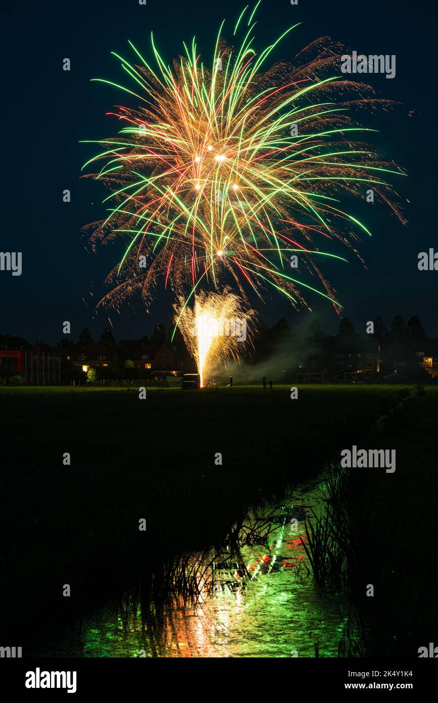 Bursting fireworks hi-res stock photography and images - Alamy