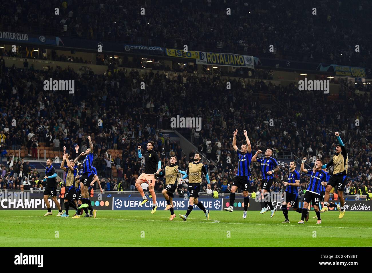 Barcelona players celebrate 2022 hi-res stock photography and images ...