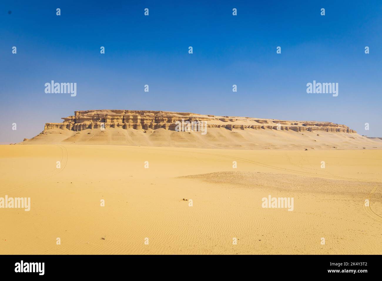 Wadi al Hitan, Faiyum, Egypt. Sandy desert and eroded cliffs Stock ...
