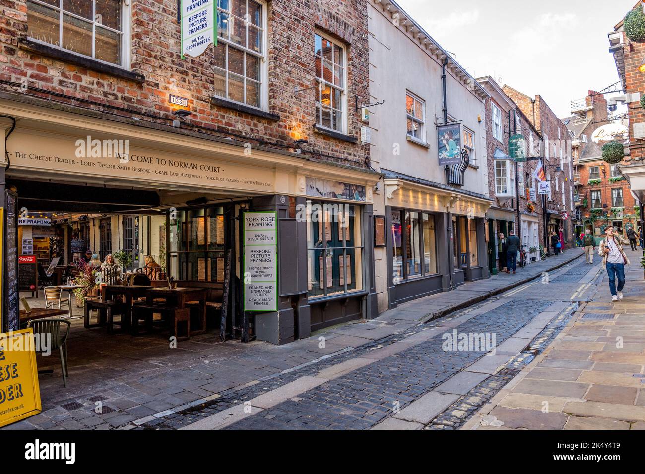 Quite inner city cobbled streets of the acient city of york, Yorkshire ...